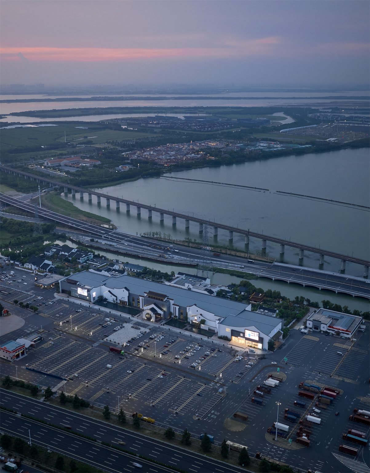 HATCH Architects 汉齐建筑|极氪中心·苏州阳澄湖服务区 | Hi设计