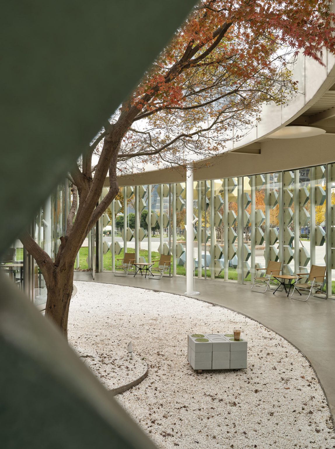 八荒建筑设计 | 树下的LOAM瓷屋咖啡 | Hi设计